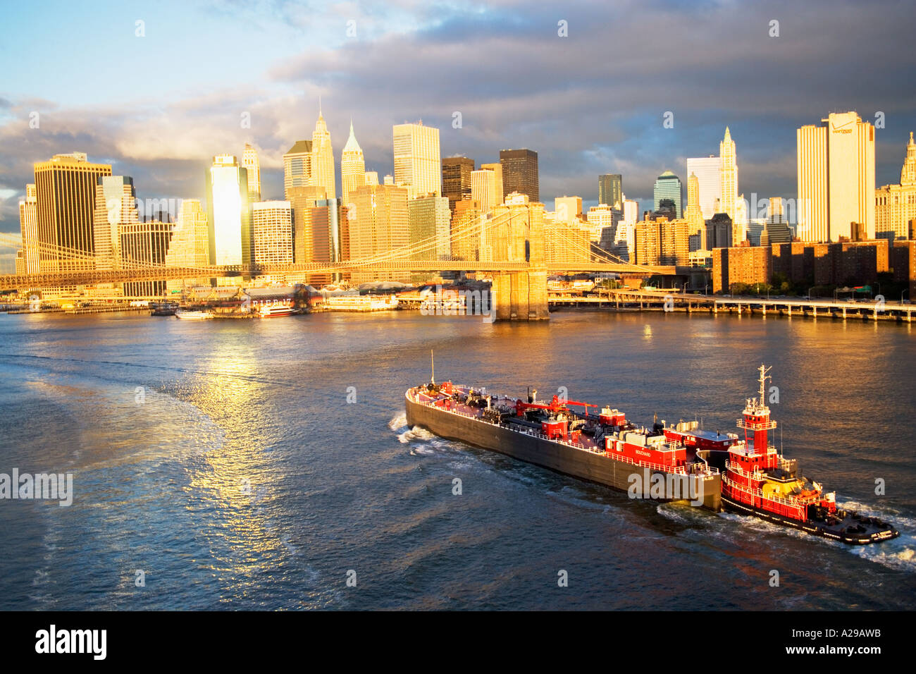 BROOKLYN BRIDGE, NEW YORK CITY, BOAT Stock Photo - Alamy