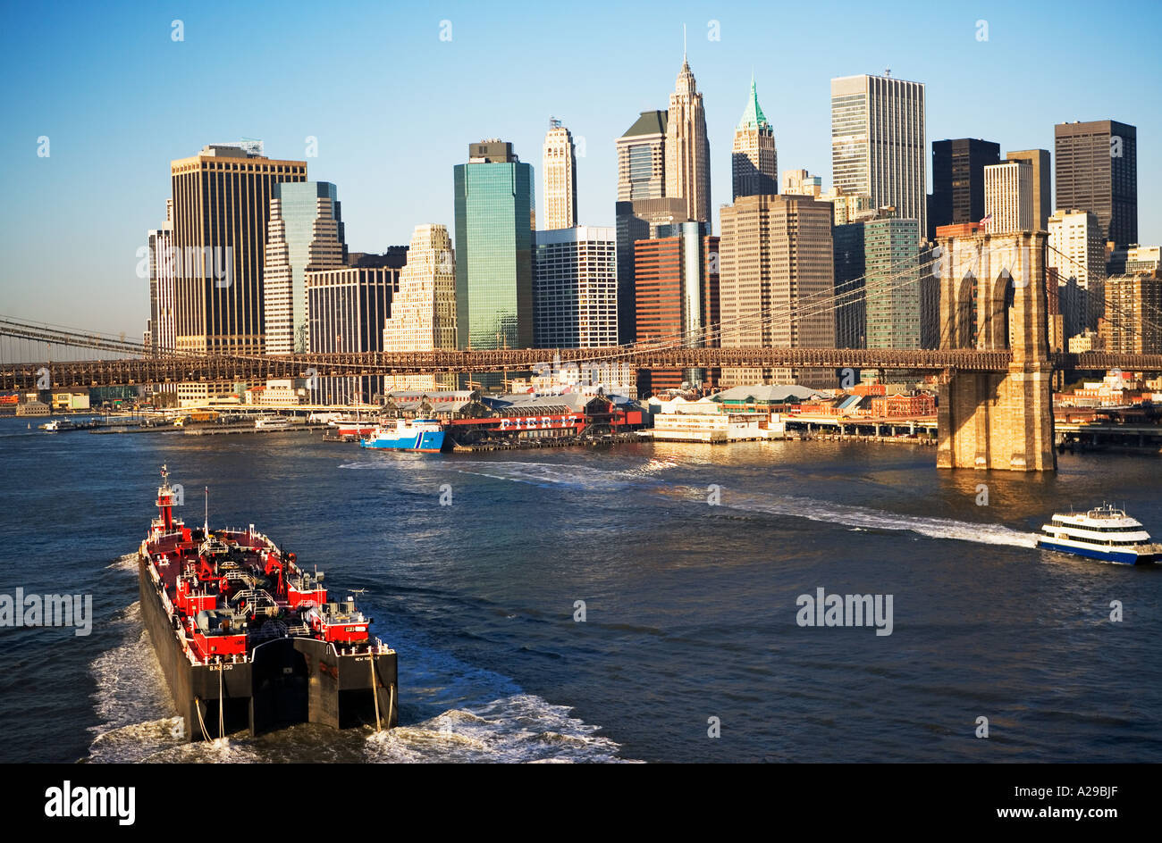 BROOKLYN BRIDGE, NEW YORK CITY, TUGBOAT AND BARGE Stock Photo - Alamy