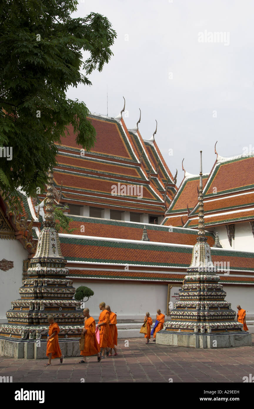 Wat po monks hi-res stock photography and images - Alamy