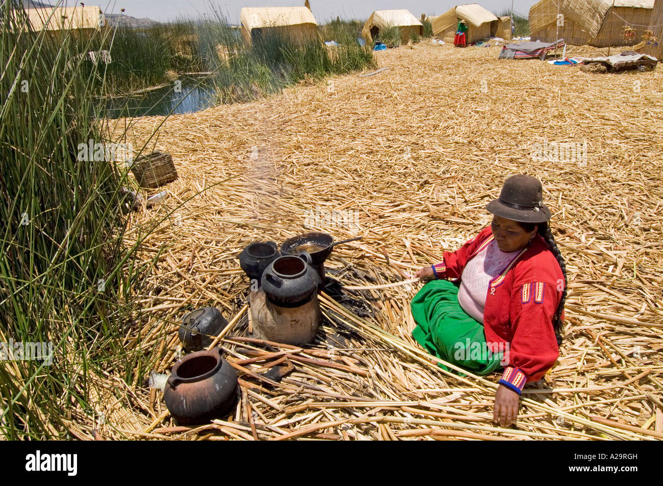 Traditional cook island costume hi-res stock photography and images - Alamy