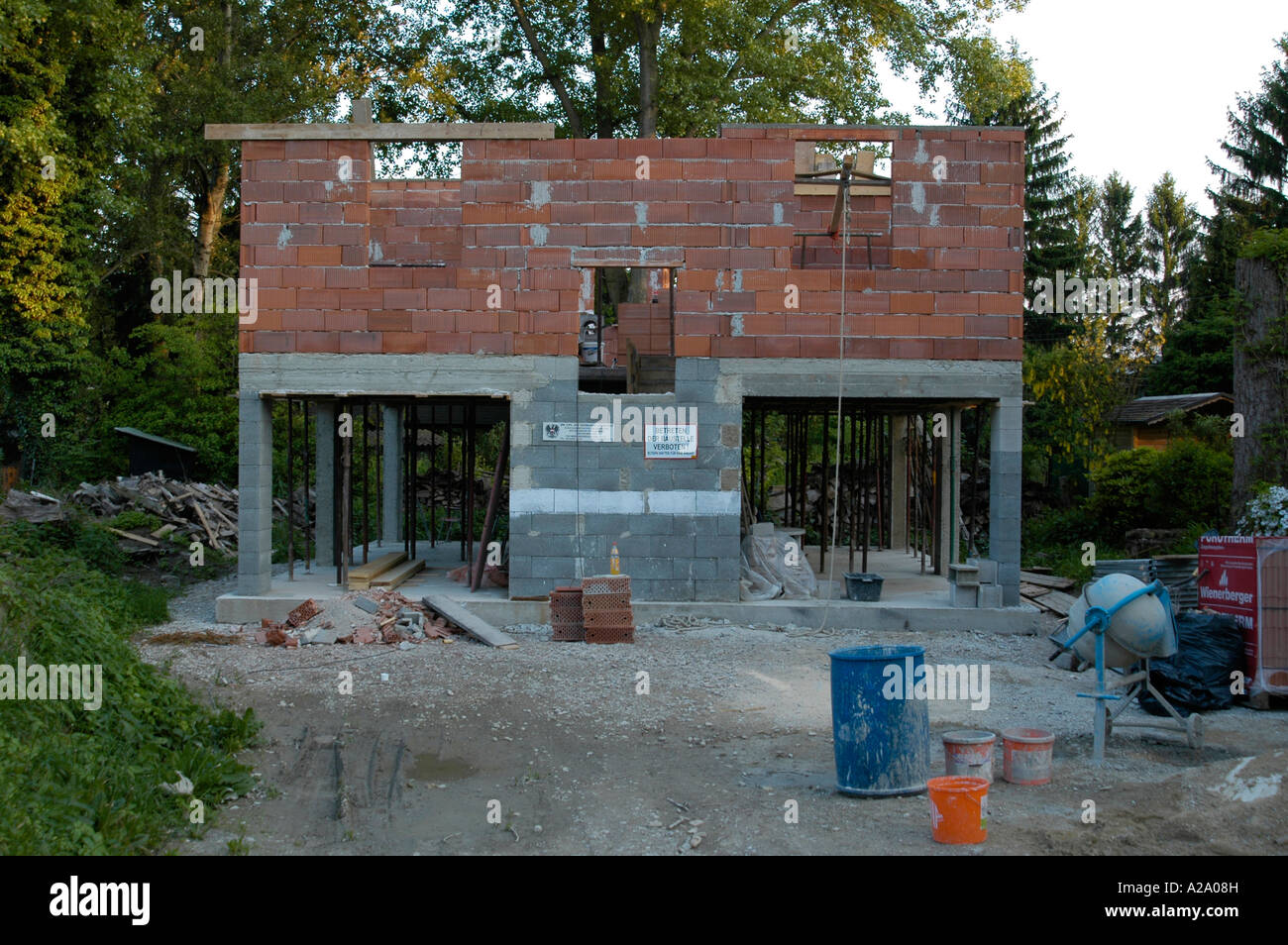 House building single environment hi-res stock photography and images ...