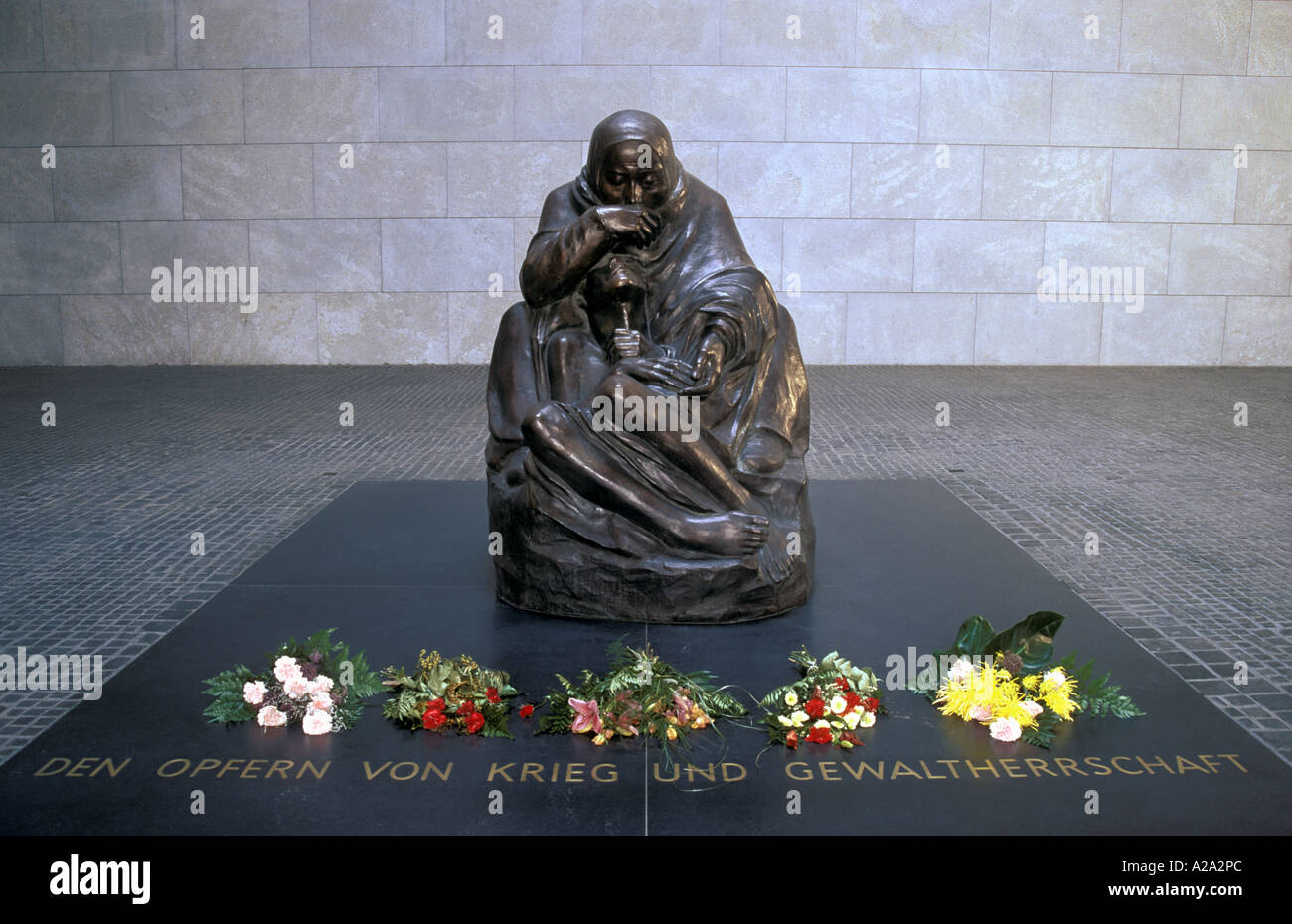 Mother with dead child sculpture hi-res stock photography and images ...