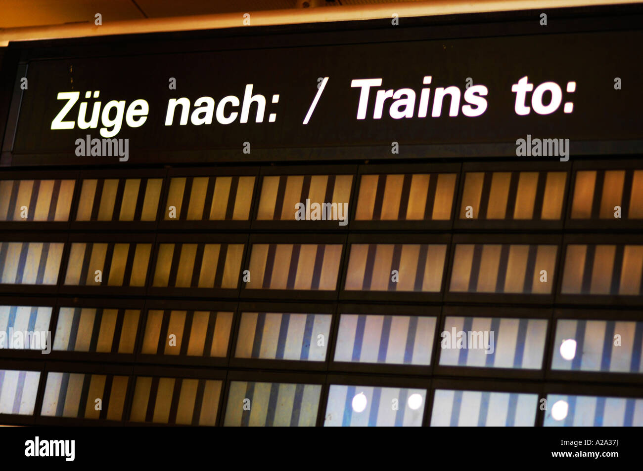 Station display board hi-res stock photography and images - Alamy