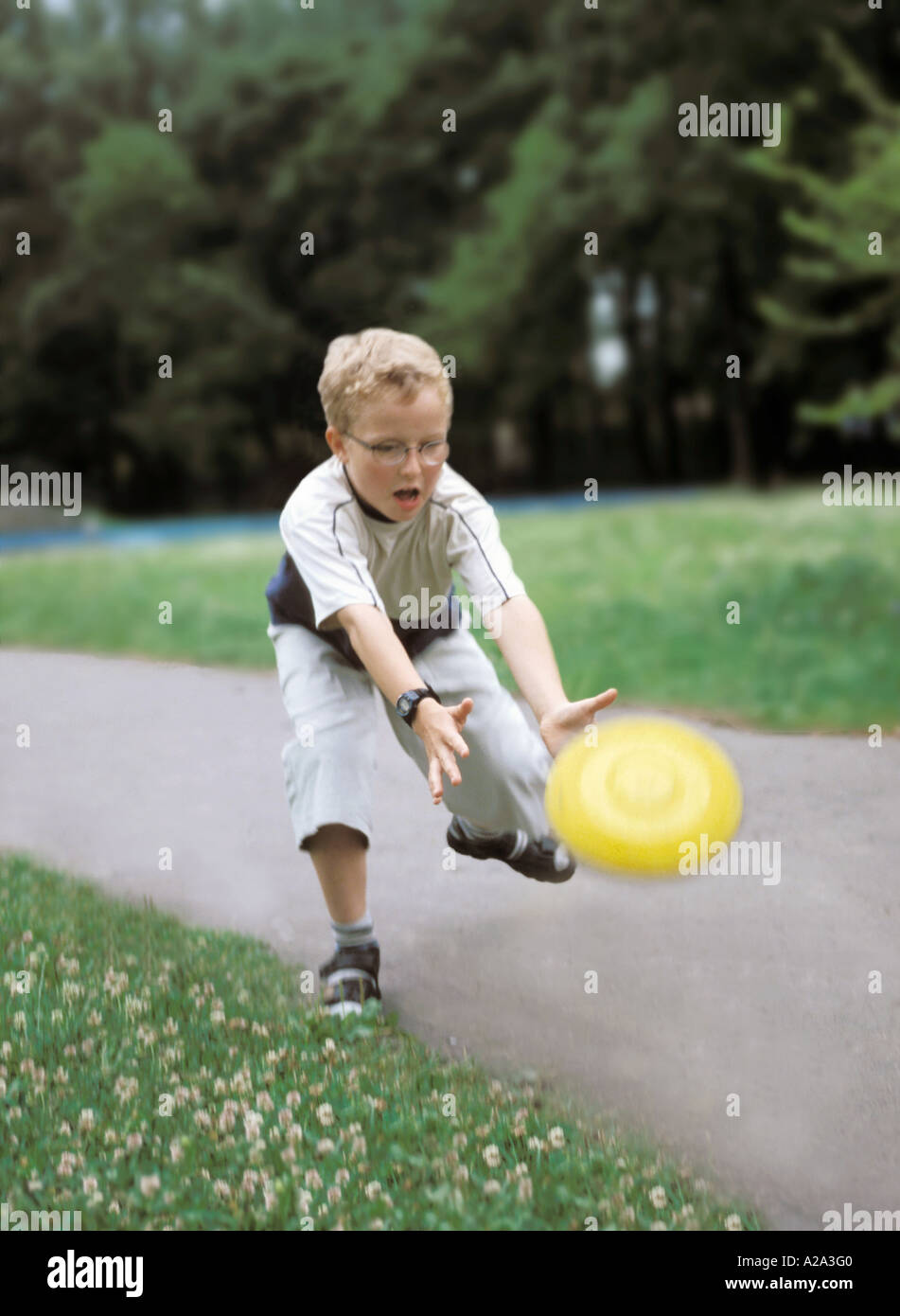 boy trying to catch a frisbee MR8391 Stock Photo - Alamy