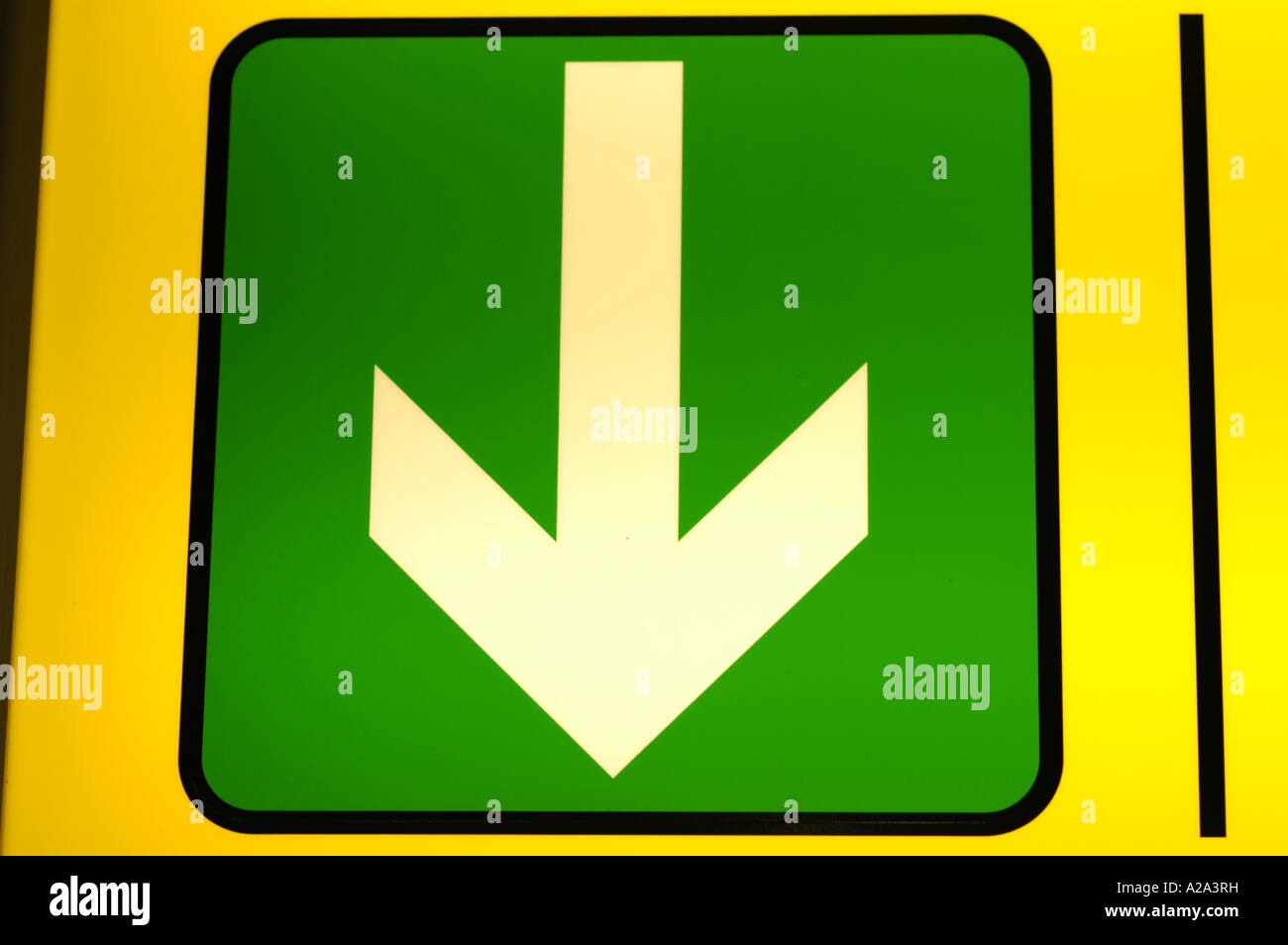 Downward arrow symbol hi-res stock photography and images - Alamy