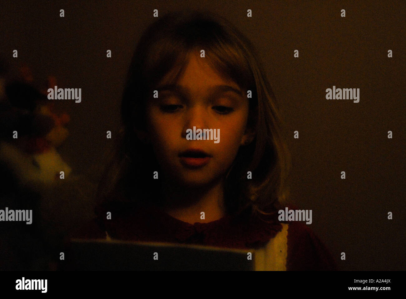 dark, moodily lit portrait of young girl singing Stock Photo - Alamy