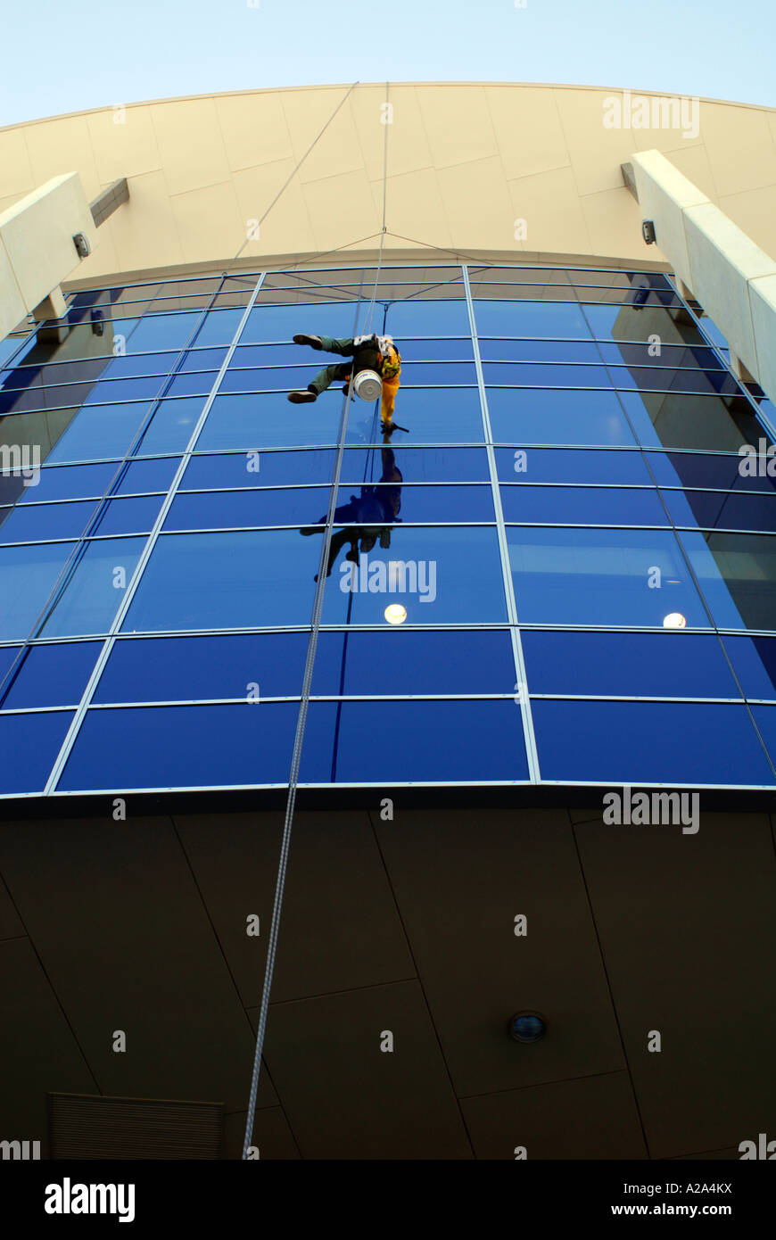 Abseiling down building hi-res stock photography and images - Alamy