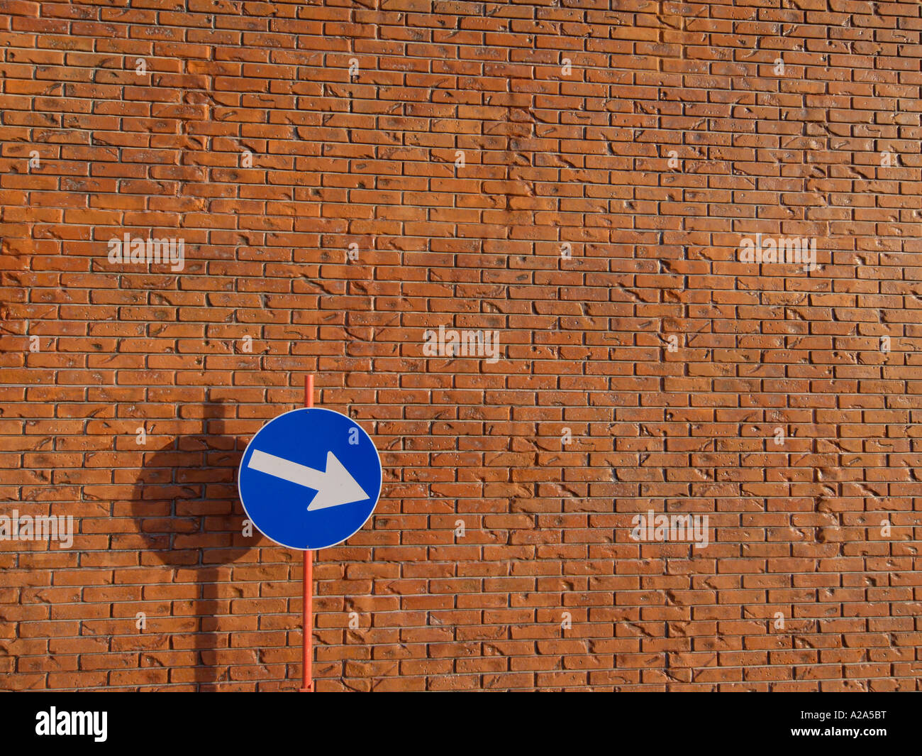 brick wall sign with arrow Stock Photo - Alamy