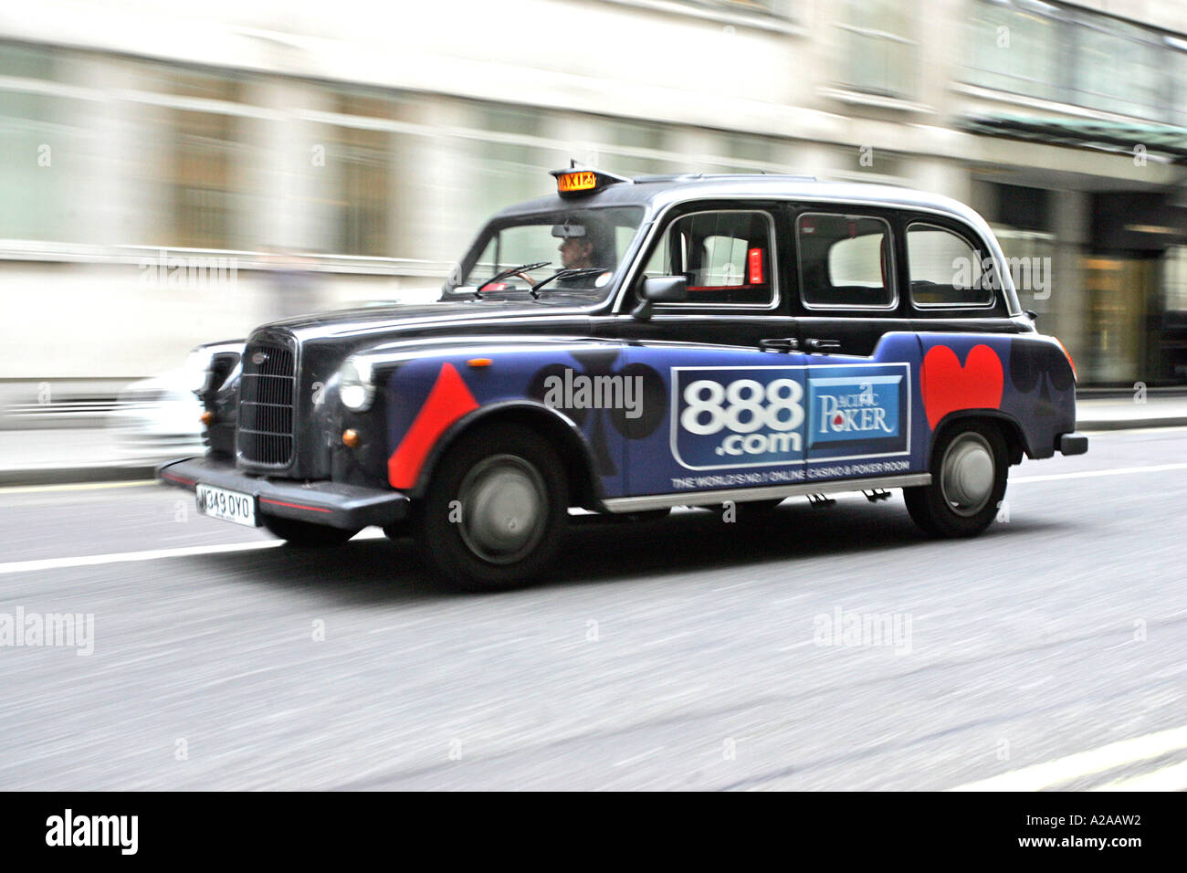Black cab com cab hi-res stock photography and images - Alamy