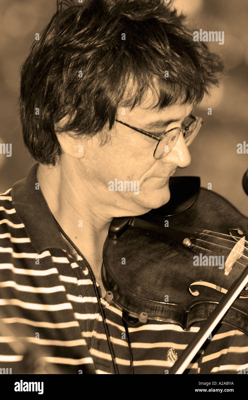 Fiddle player man hi-res stock photography and images - Alamy