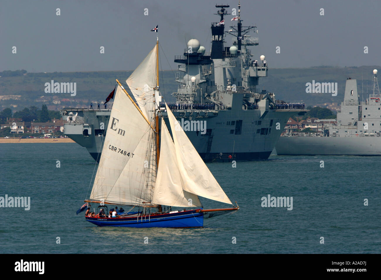 Hms invincible solent hi-res stock photography and images - Alamy
