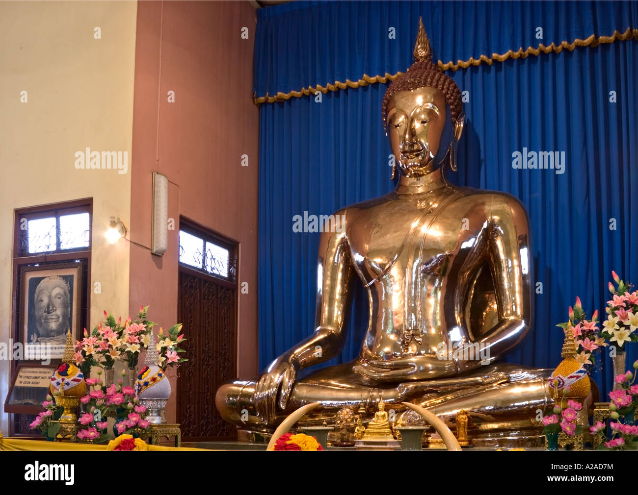 Seated buddha sculpture wat hi-res stock photography and images - Alamy