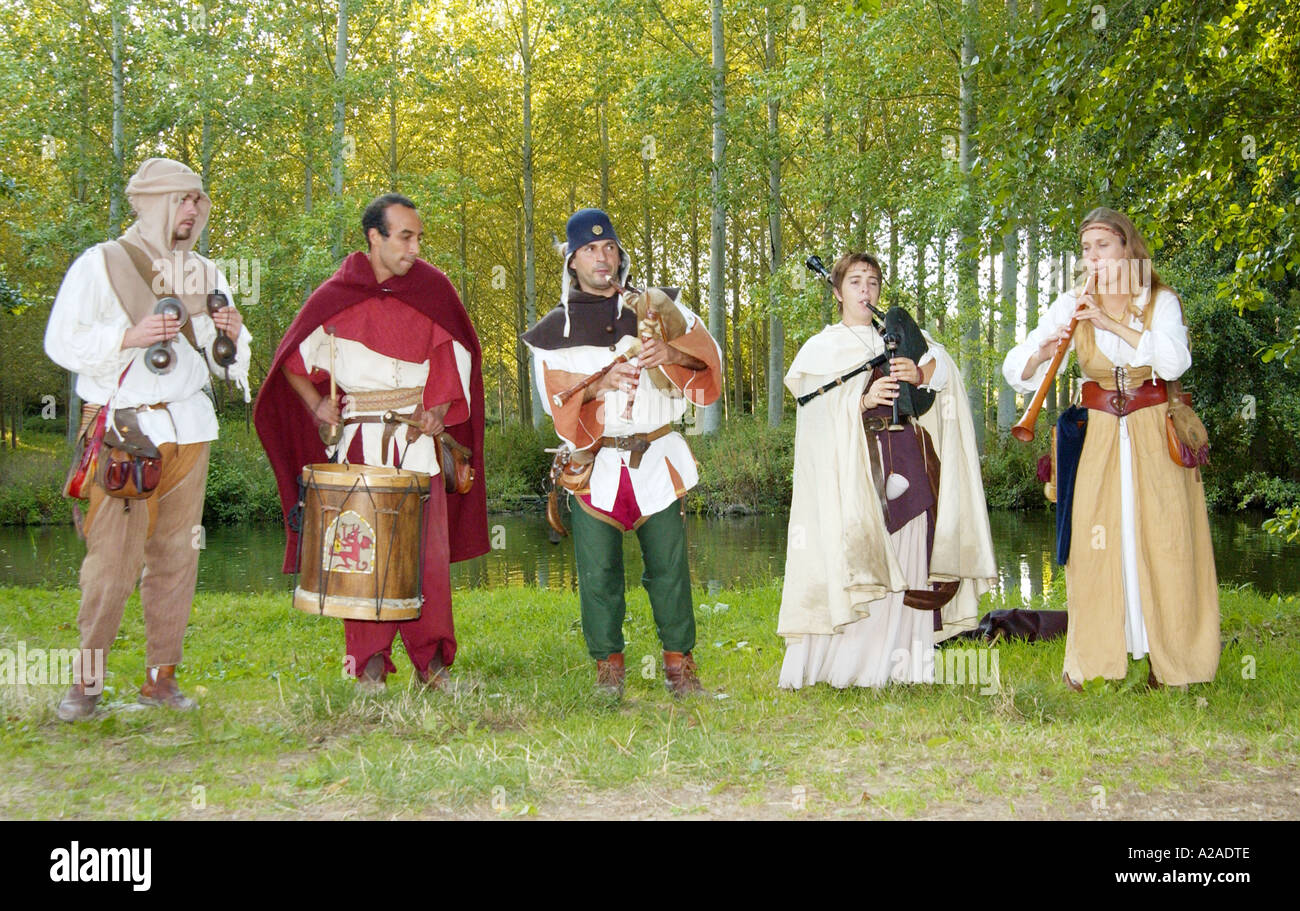 Medieval musicians hi-res stock photography and images - Alamy