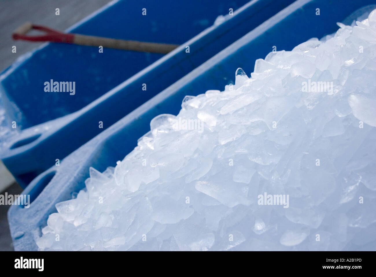 Crushed ice for packing hi-res stock photography and images - Alamy