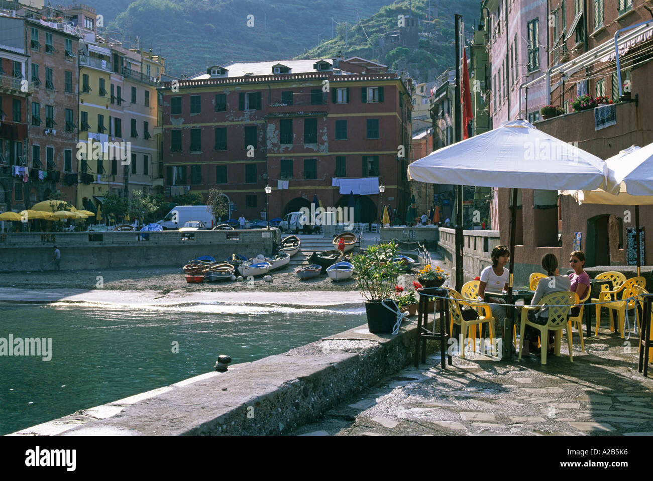 Vernazza italy cafe hi-res stock photography and images - Alamy