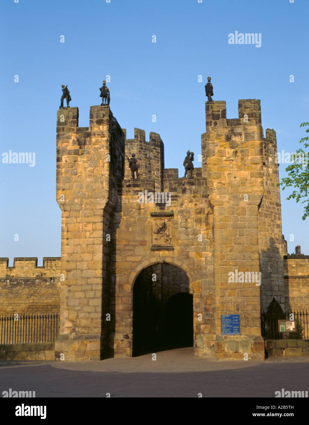 Gatehouse to Alnwick Castle, Alnwick, Northumberland, England, UK Stock ...