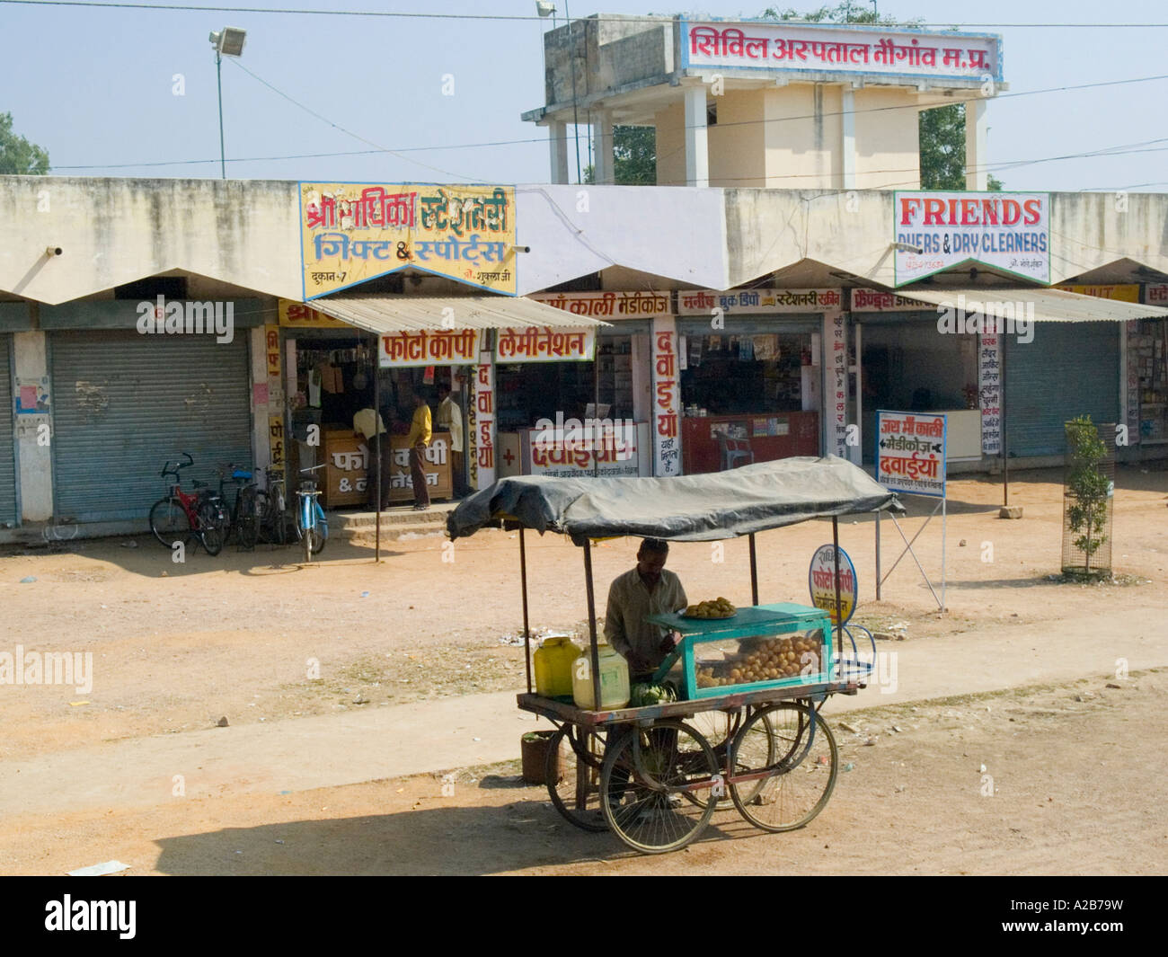 Street scene indian shops stall hi-res stock photography and images - Alamy