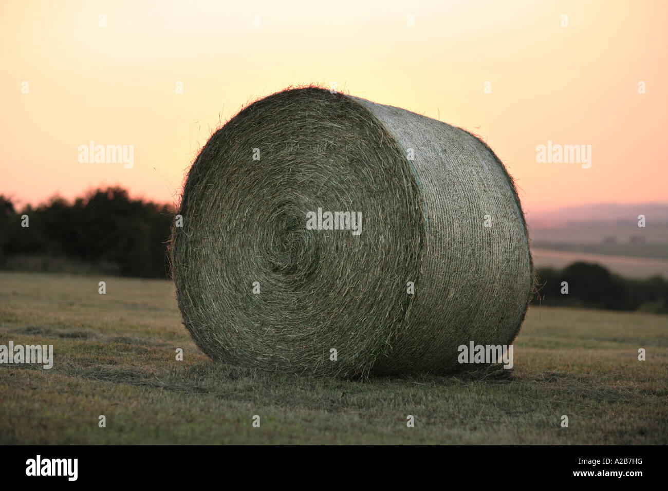 Hay bail sunset hi-res stock photography and images - Alamy