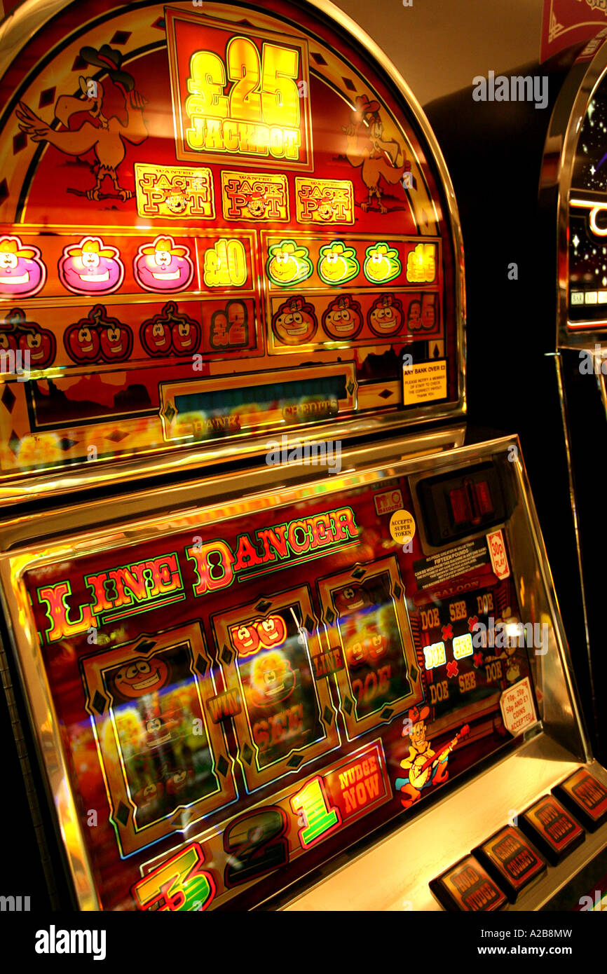 Fruit machines on brighton pier hi-res stock photography and images - Alamy