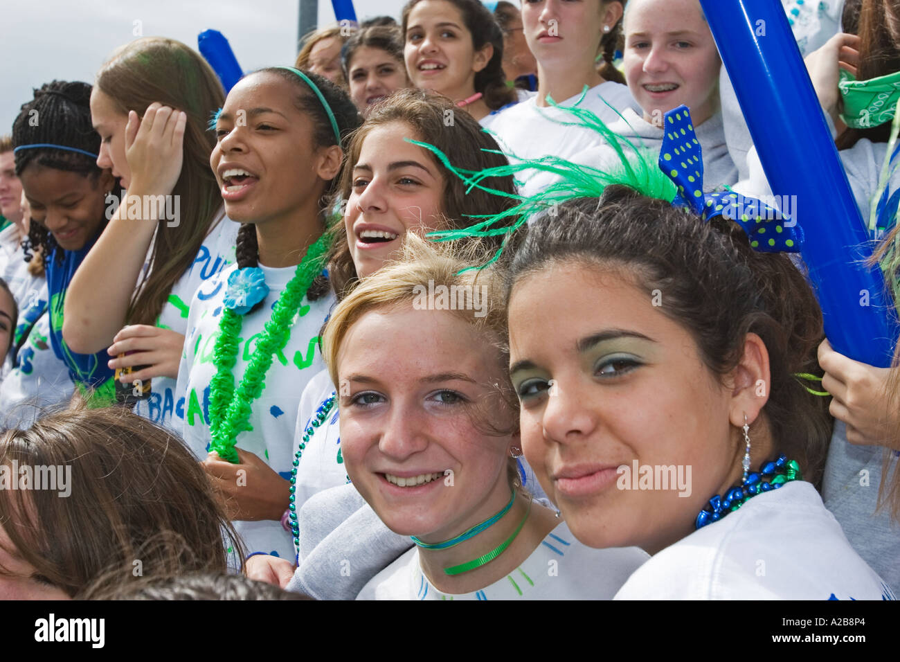 Girls teen spectator fans hi-res stock photography and images - Alamy