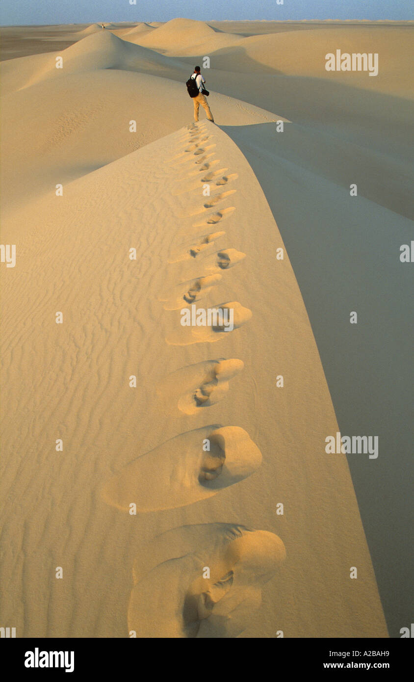 Man walking through the desert, Erg Rabianah, Ramlat Rabyanah, Libya ...