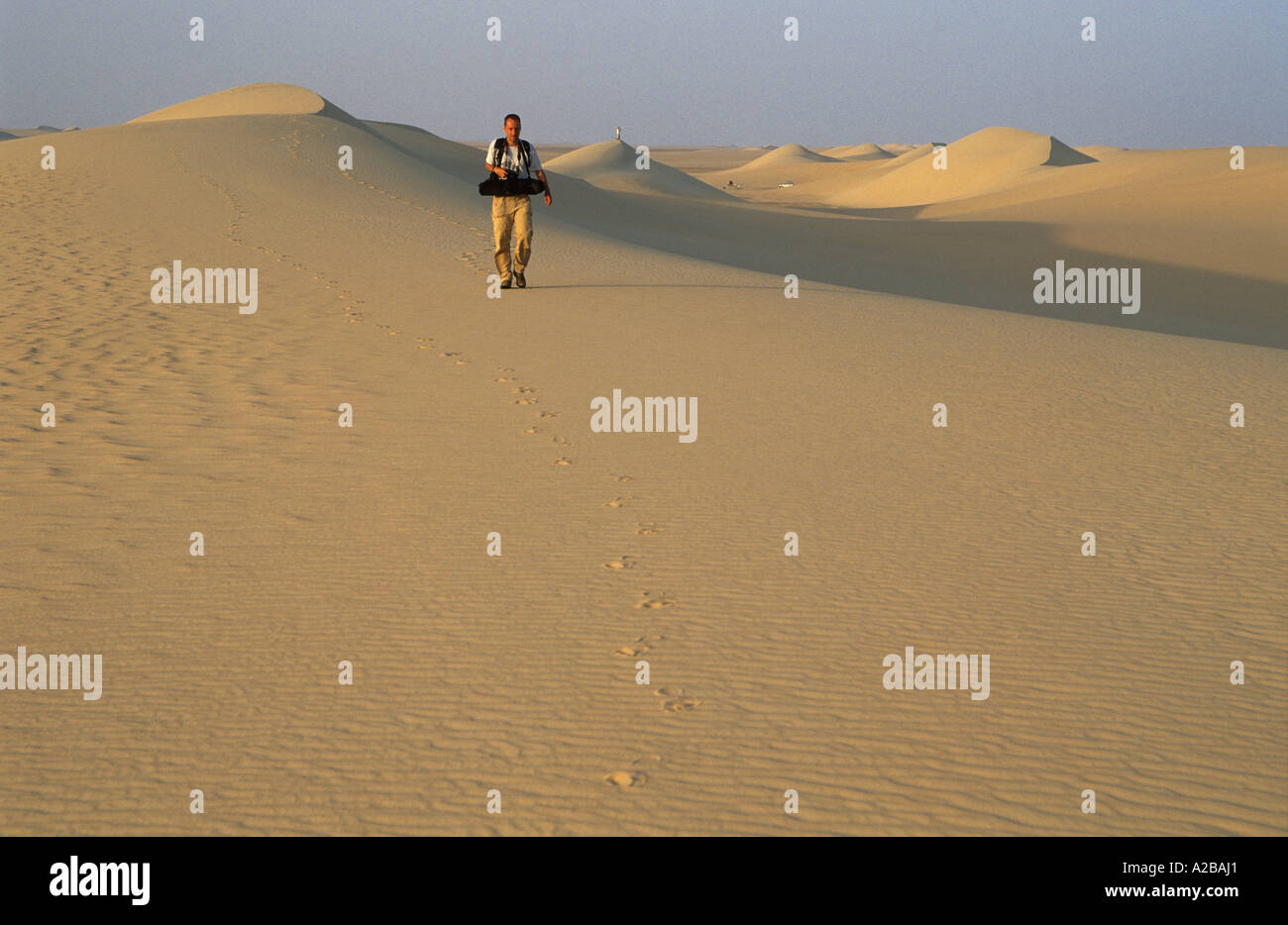 Man walking through the desert, Erg Rabianah, Ramlat Rabyanah, Libya ...