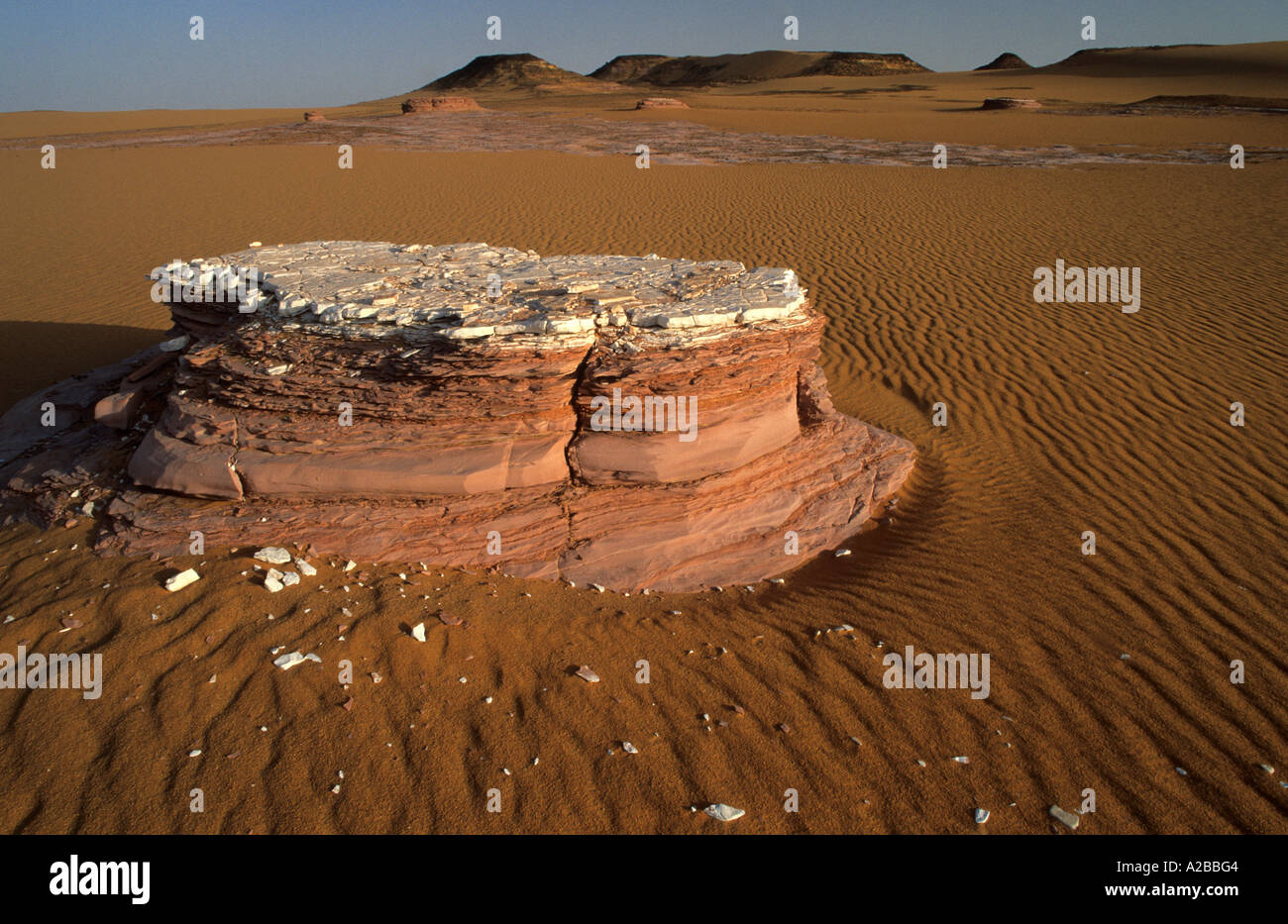 Rock formations at Erg Rebianah, Ramlat Rabyanah Stock Photo - Alamy