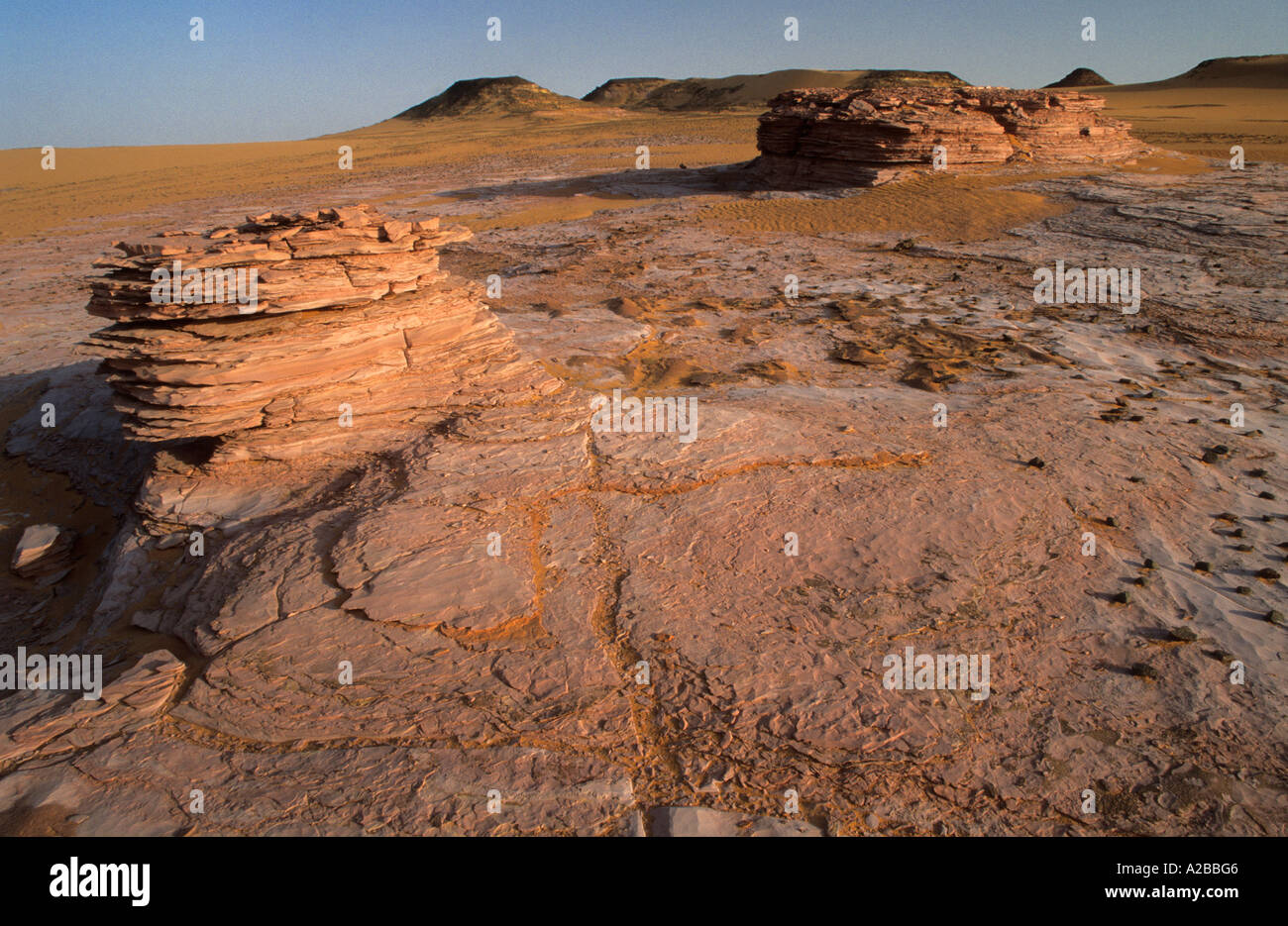 Rock formations at Erg Rebianah, Ramlat Rabyanah Stock Photo - Alamy
