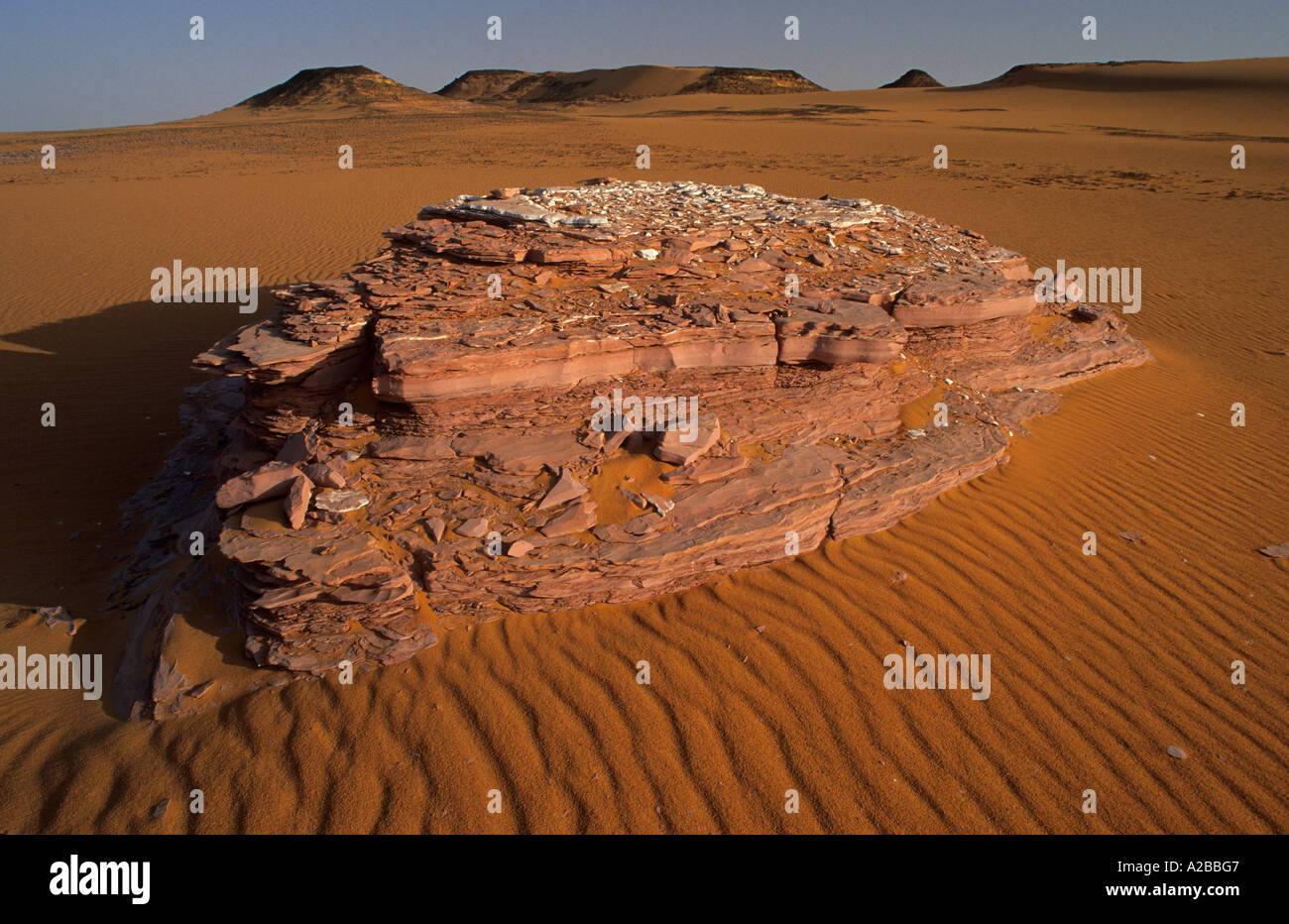 Rock formations at Erg Rebianah, Ramlat Rabyanah Stock Photo - Alamy