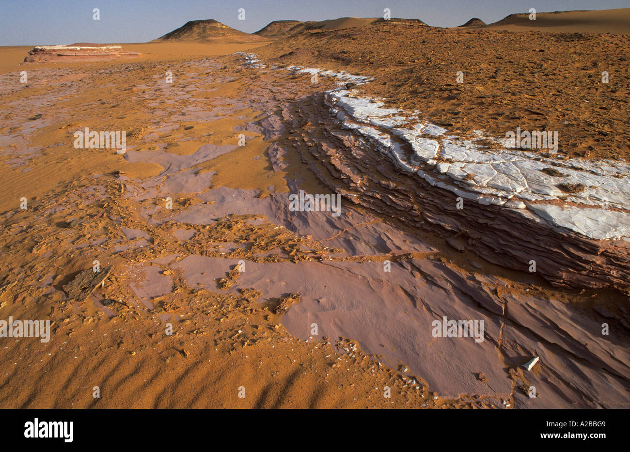 Rock formations at Erg Rebianah, Ramlat Rabyanah Stock Photo - Alamy