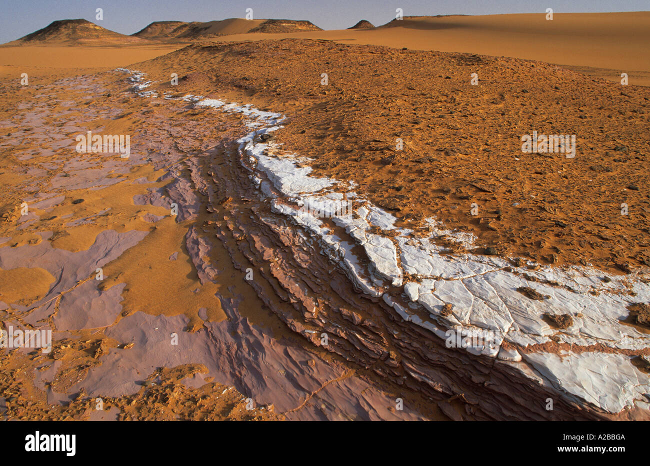Rock formations at Erg Rebianah, Ramlat Rabyanah Stock Photo - Alamy