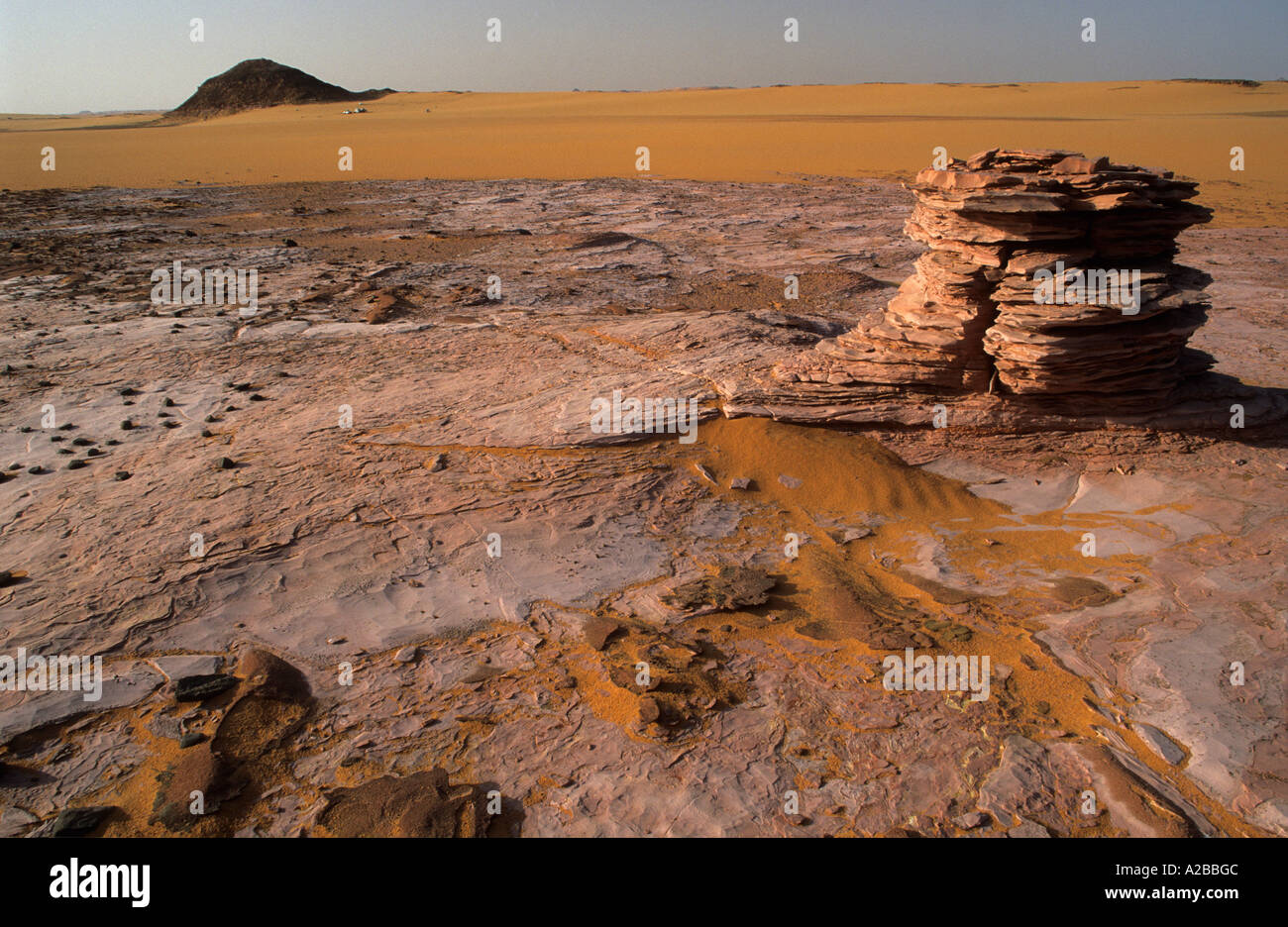 Rock formations at Erg Rebianah, Ramlat Rabyanah Stock Photo - Alamy