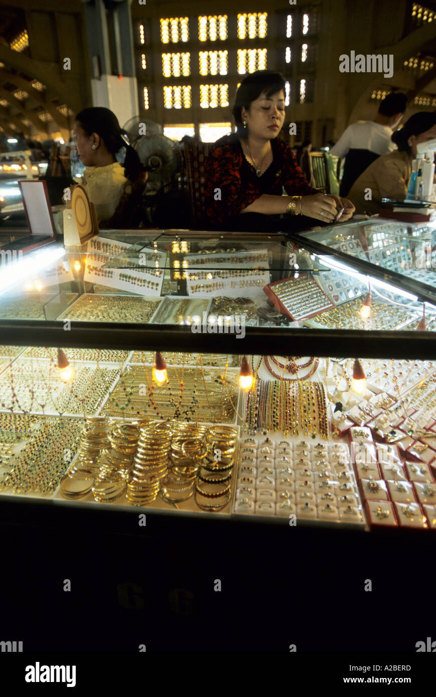 Cambodia phnom penh gold jewellery hi-res stock photography and images ...