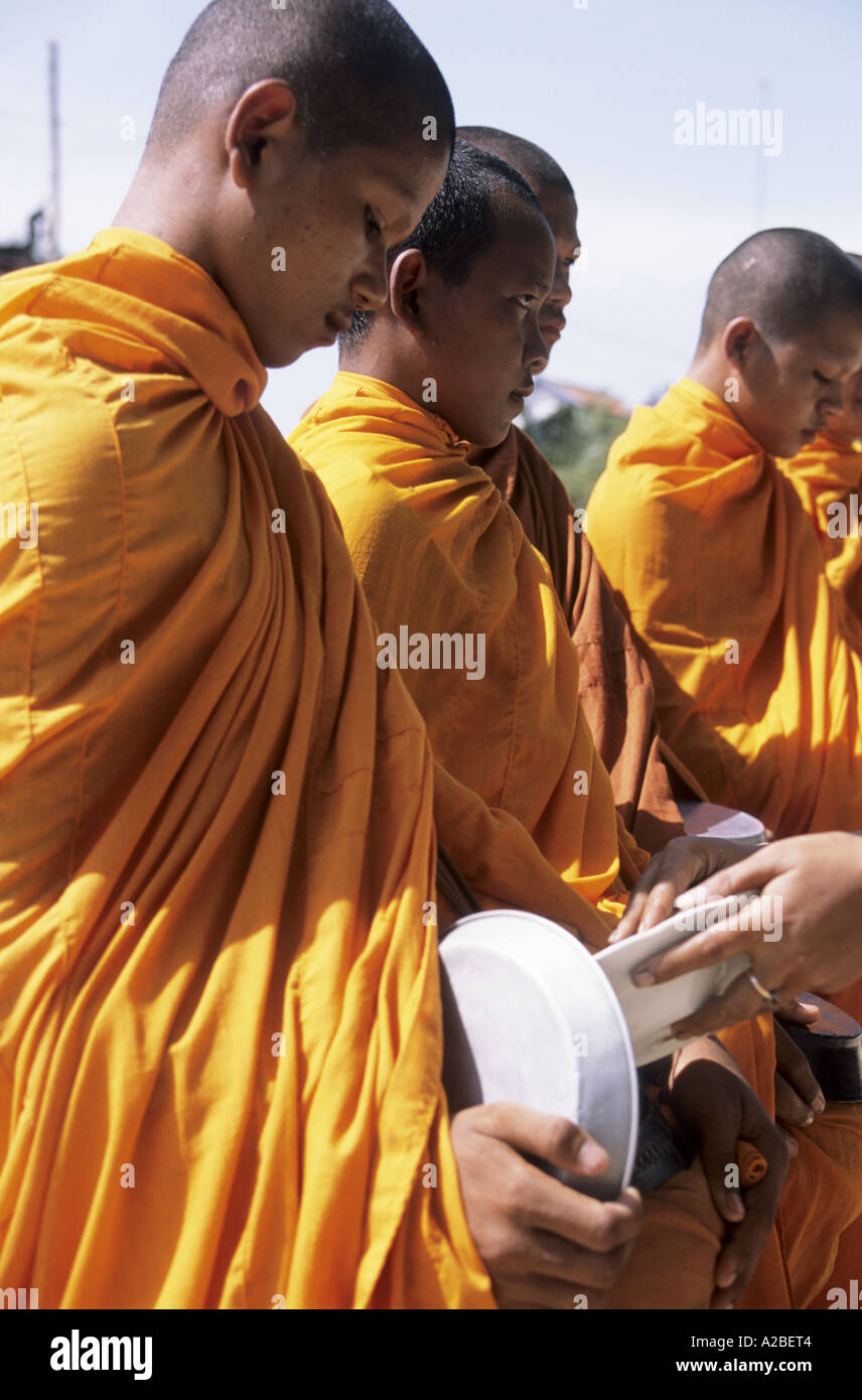 Monk begging rice hi-res stock photography and images - Alamy