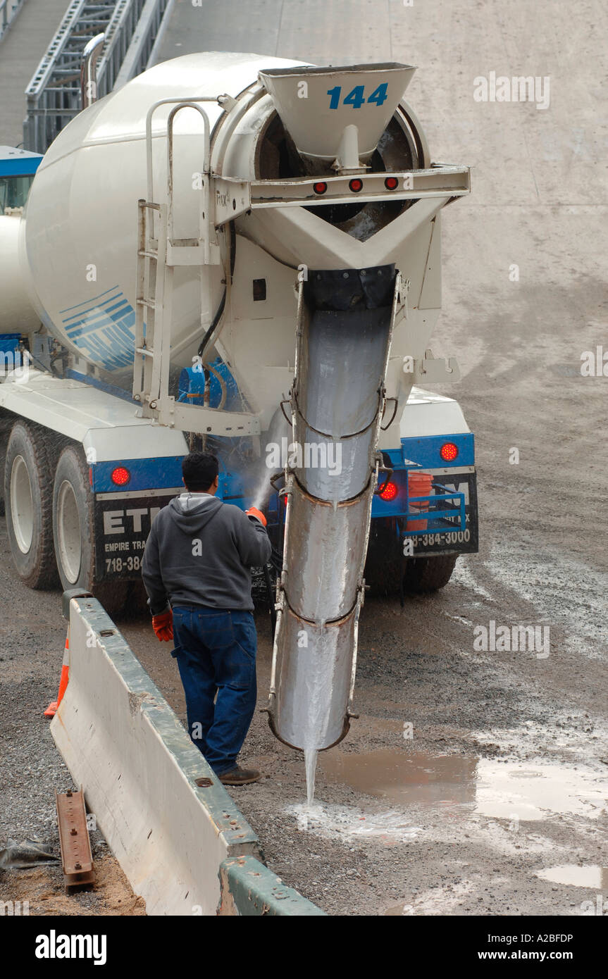 A worker cleans a concrete mixer in Ground Zero Stock Photo - Alamy