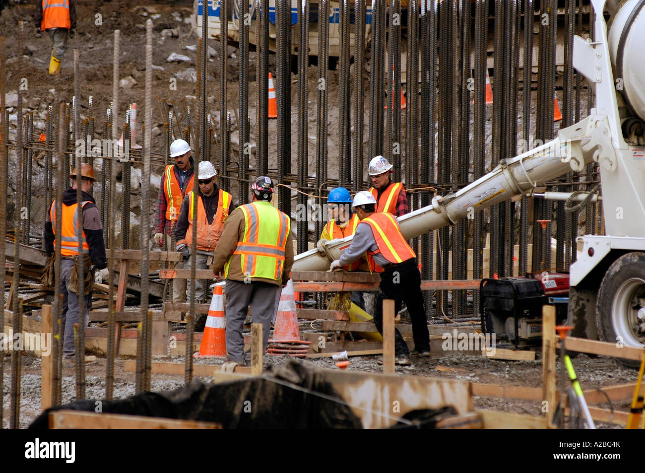 Workers pour concrete in Ground Zero for the Freedom Tower foundation ...