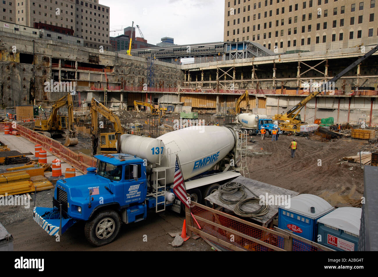 Workers pour concrete in Ground Zero for the Freedom Tower foundation ...