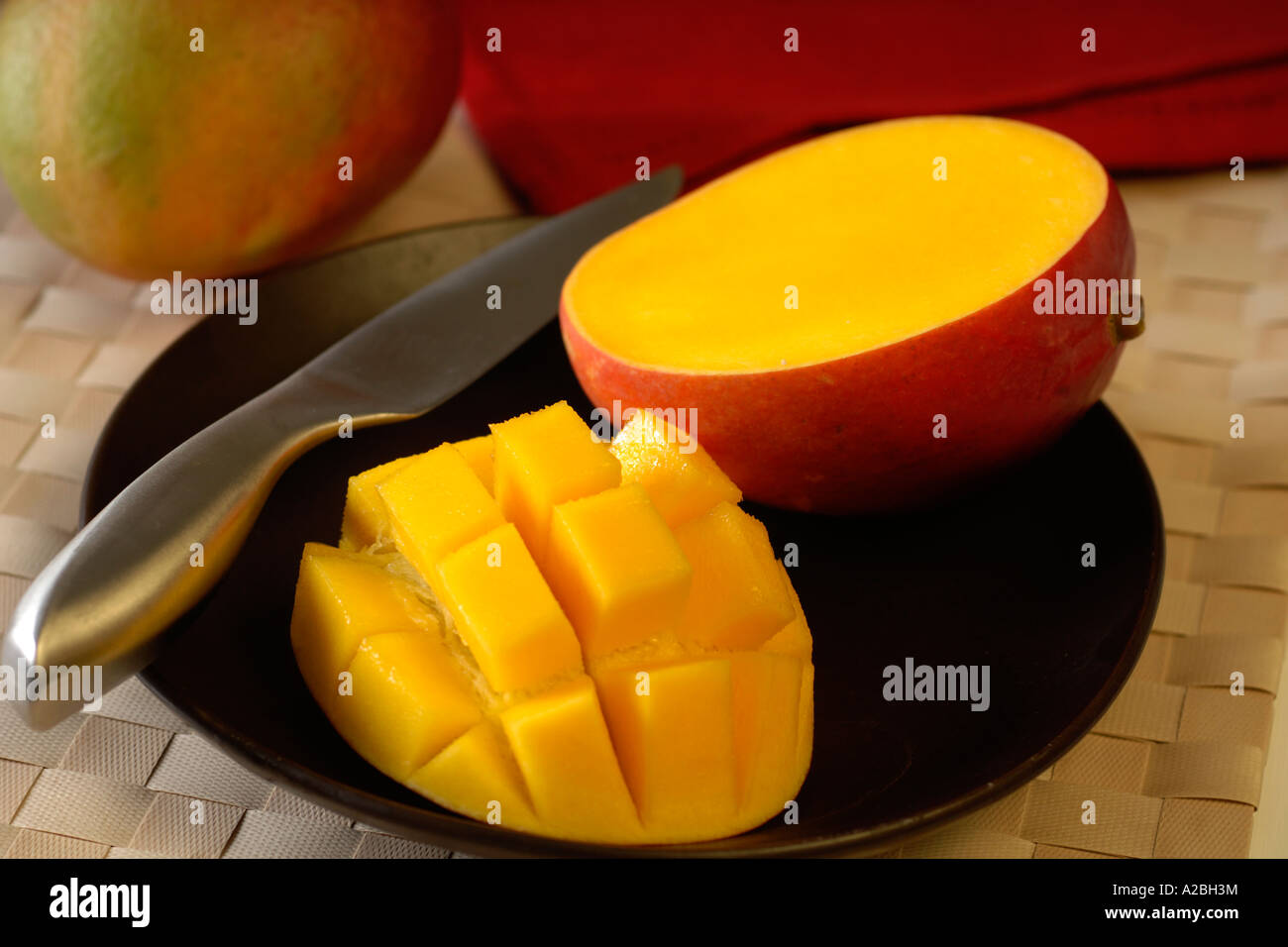 Mangoes cut ready to eat Stock Photo - Alamy