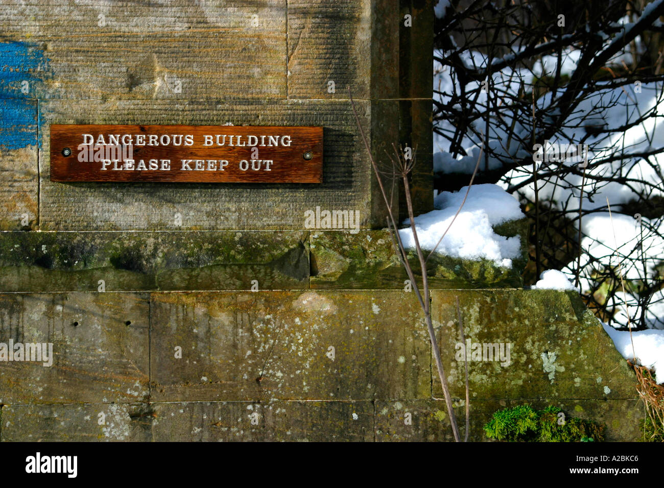 Dangerous building sign on derelict country house mansion Stock Photo ...