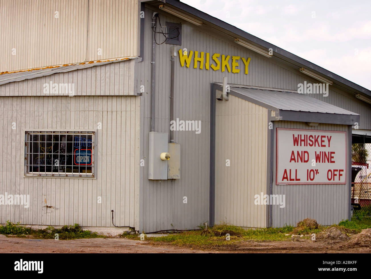 Roadside liquor store hi-res stock photography and images - Alamy