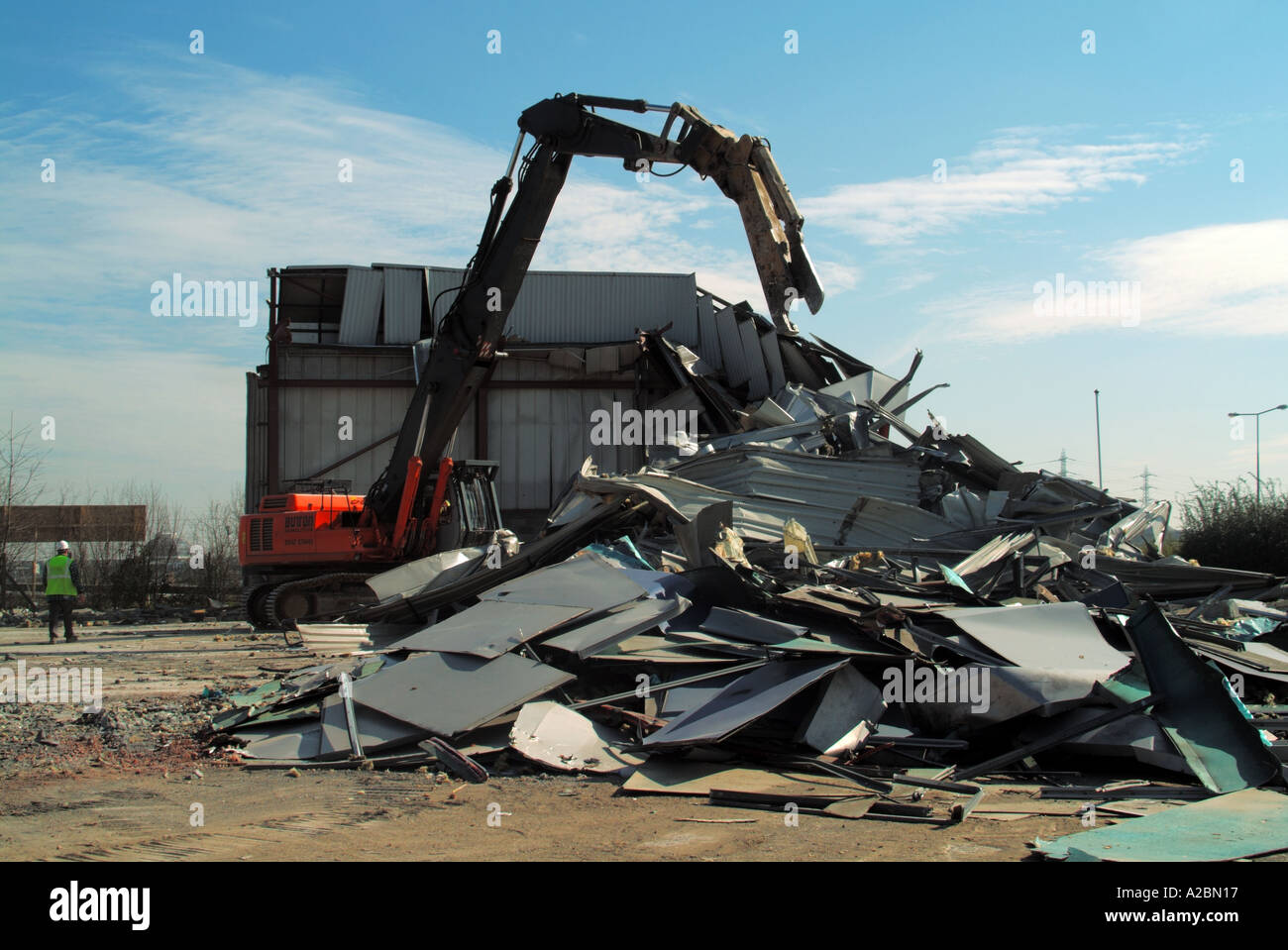 Hydraulic cutting machine used for demolition & selective recycling of ...