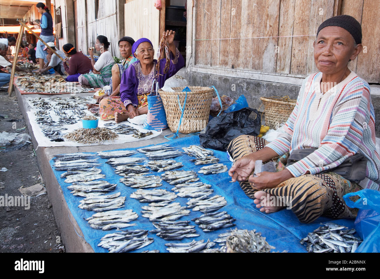 Ladies selling fish hi-res stock photography and images - Alamy