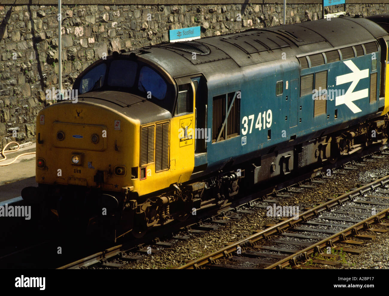Class 37 Highland Rail Diesel Locomotive 37419 at Kyle of Lochalsh ...
