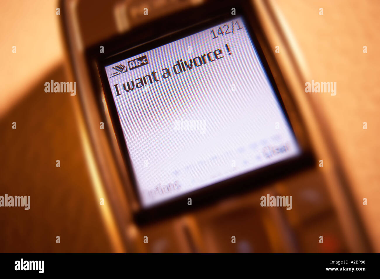 Mobile phone divorce text message hi-res stock photography and images ...