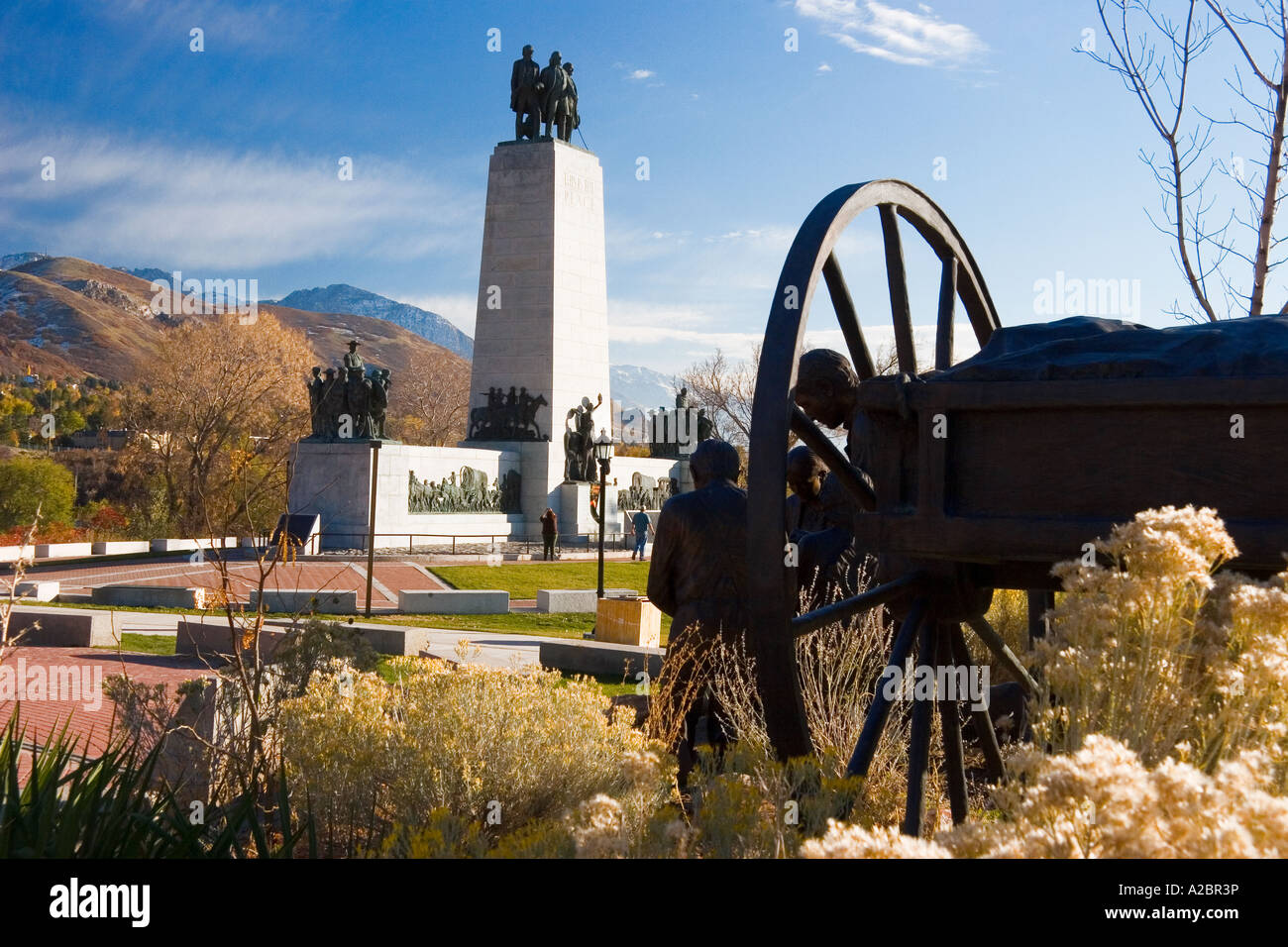 Young pioneer statue hi-res stock photography and images - Alamy