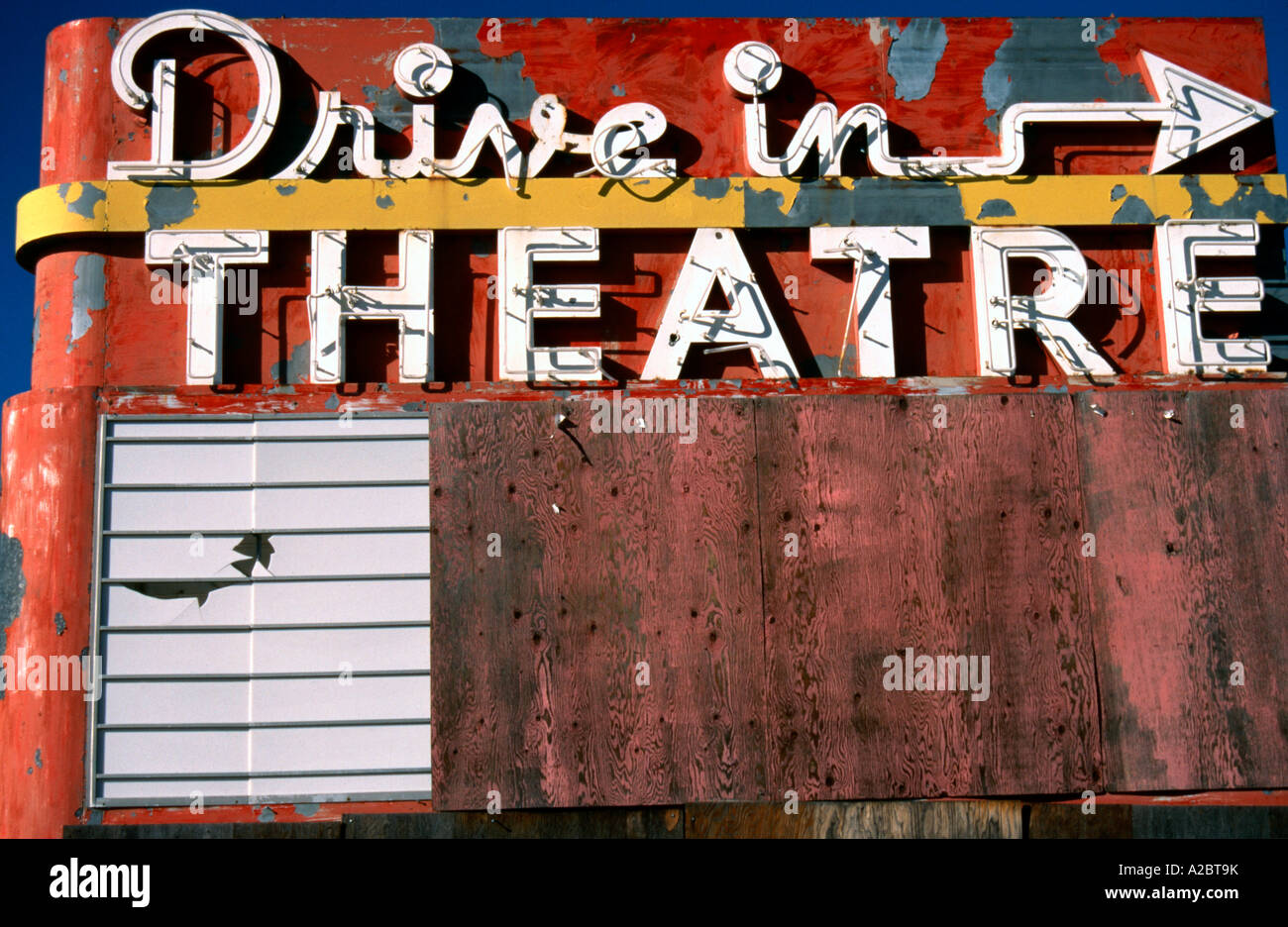Drive in theater sign hi-res stock photography and images - Alamy