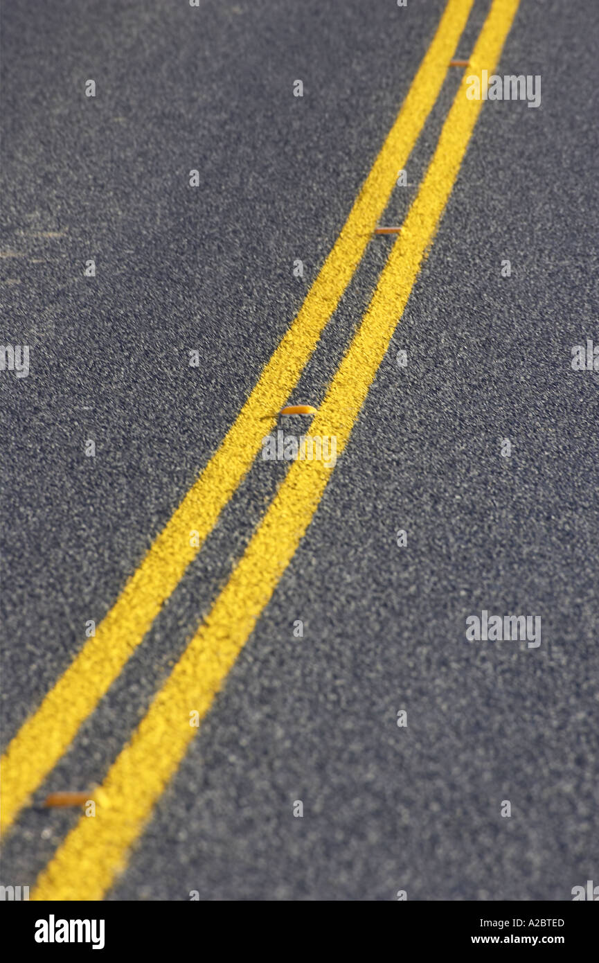 Yellow no passing lines hi-res stock photography and images - Alamy