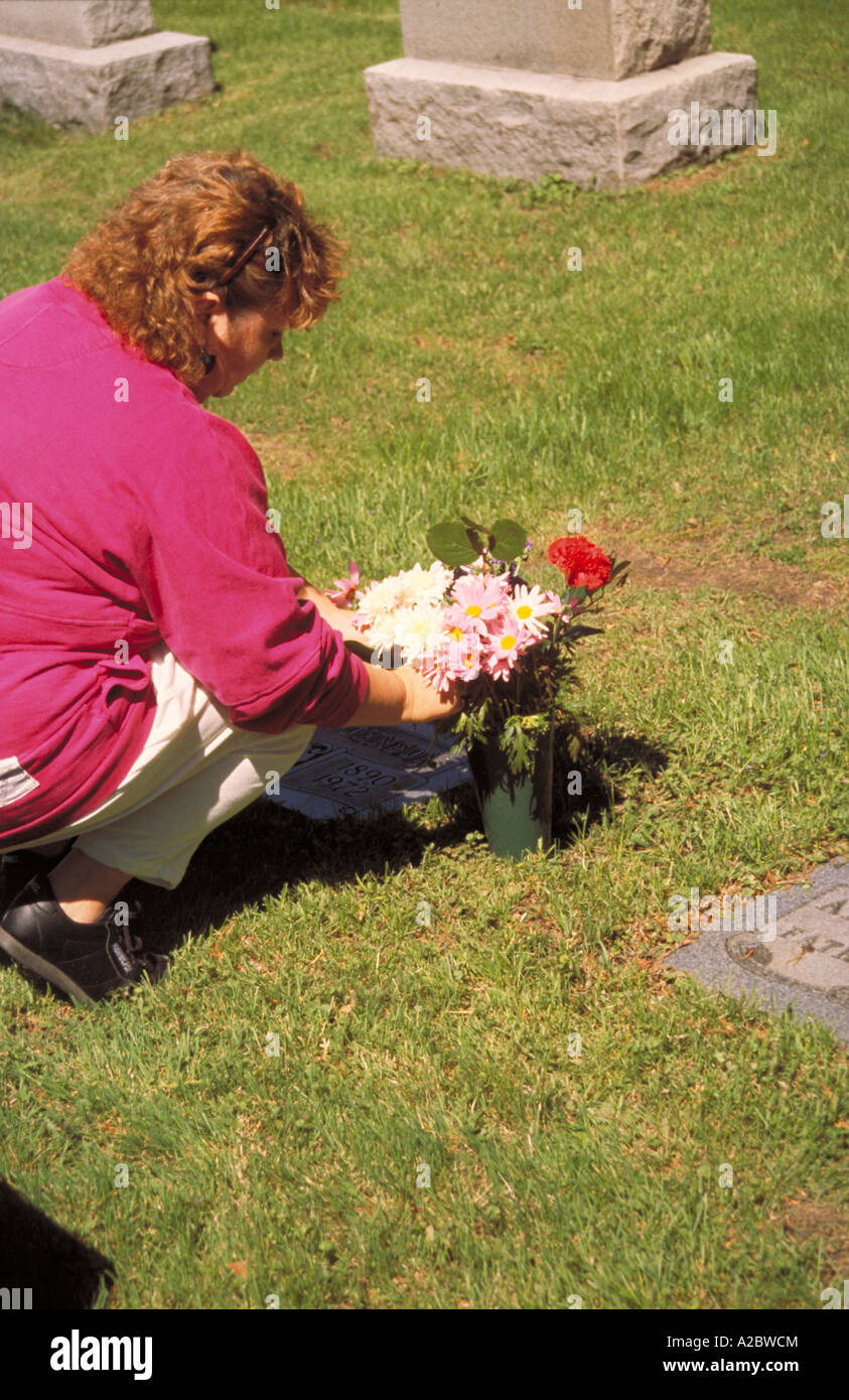 Woman places on grave hi-res stock photography and images - Alamy