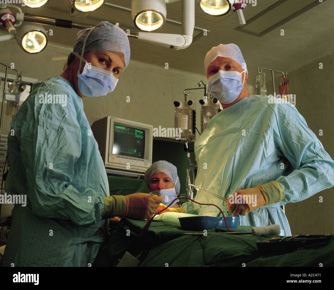 SURGEONS OPERATING IN THEATRE Stock Photo - Alamy