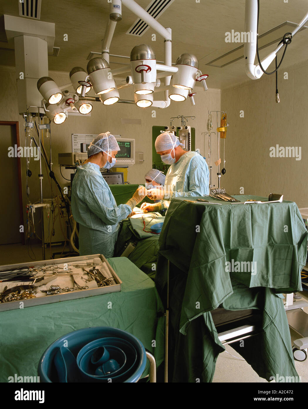 SURGEONS PASSING INSTRUMENTS DURING OPERATION Stock Photo - Alamy